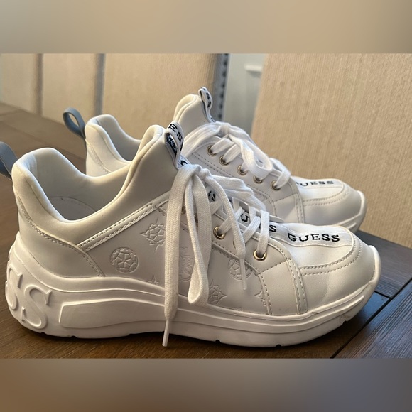 Shoes | White Guess Snickers Size 75 | Poshmark